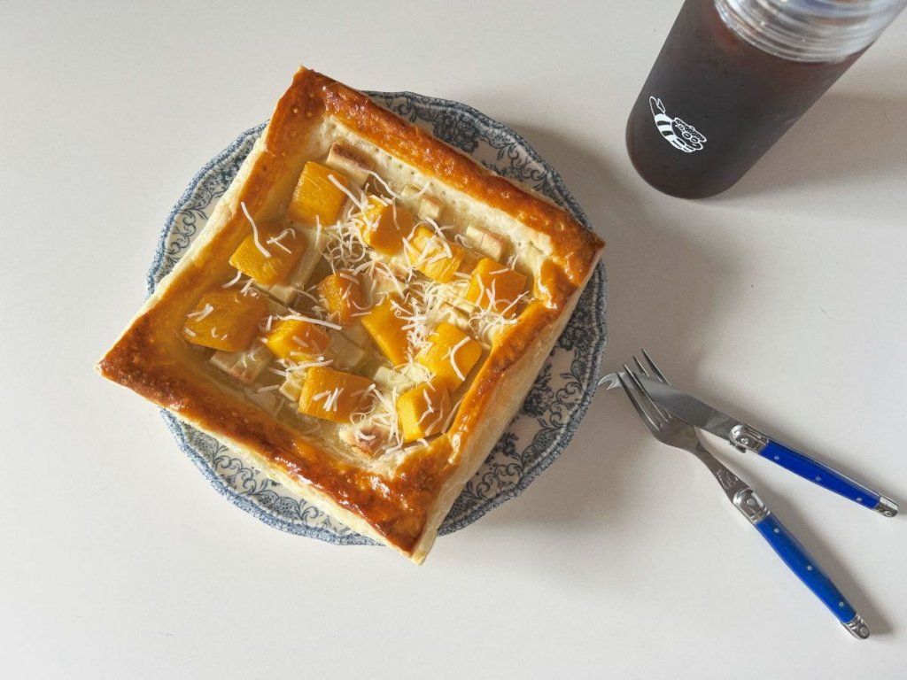 ジューシーマンゴーとココナッツパイ【渡辺友美子のコーヒーに合うお菓子のレシピ vol.48 〜レシピで旅するヨーロッパ〜】 | TRILL【トリル】