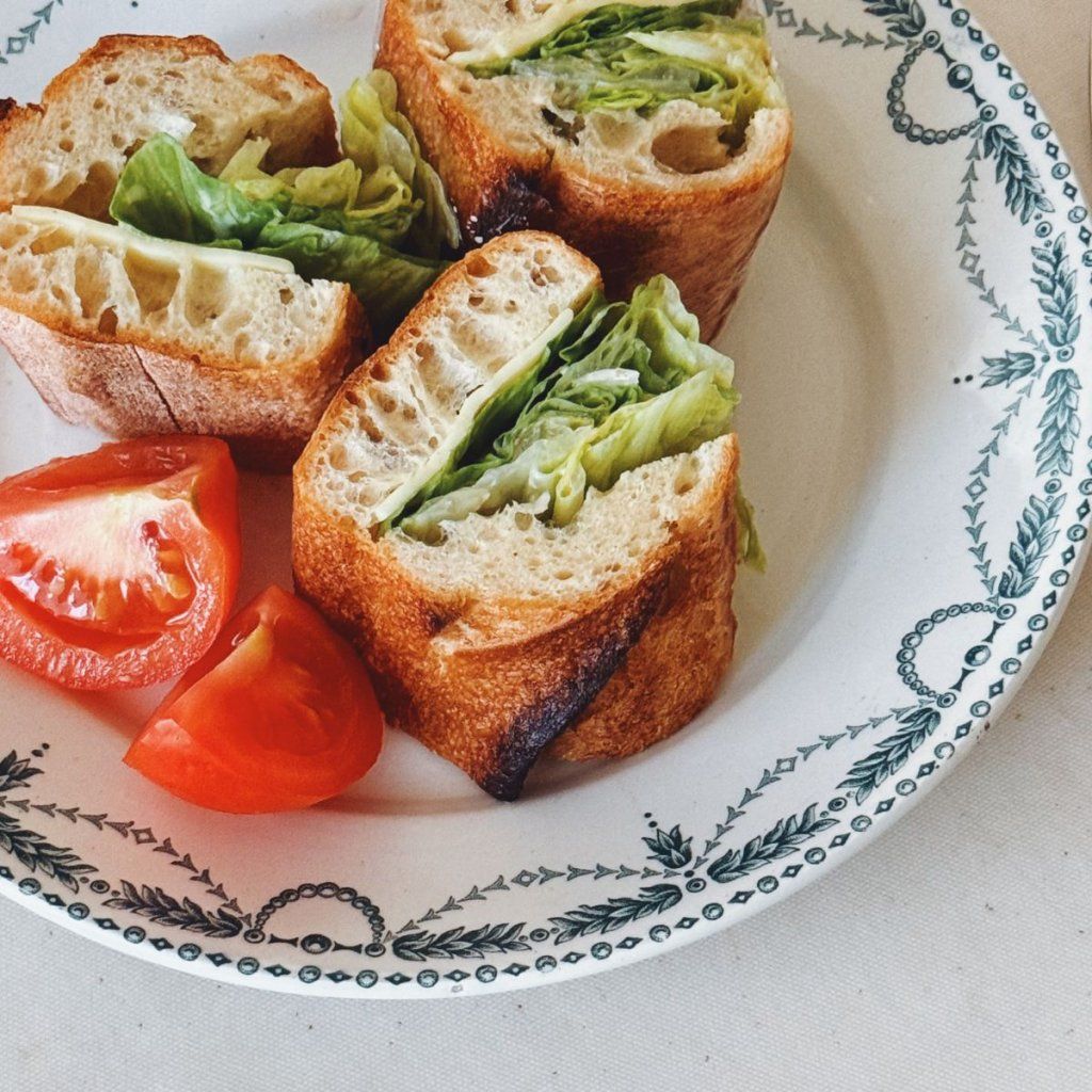 5分で作れる♪レタス好きのシーザーサラダサンドの作り方【パン好きなsumire.のバゲットサンドのレシピ vol.20 〜レシピで旅するヨーロッパ〜】 | TRILL【トリル】