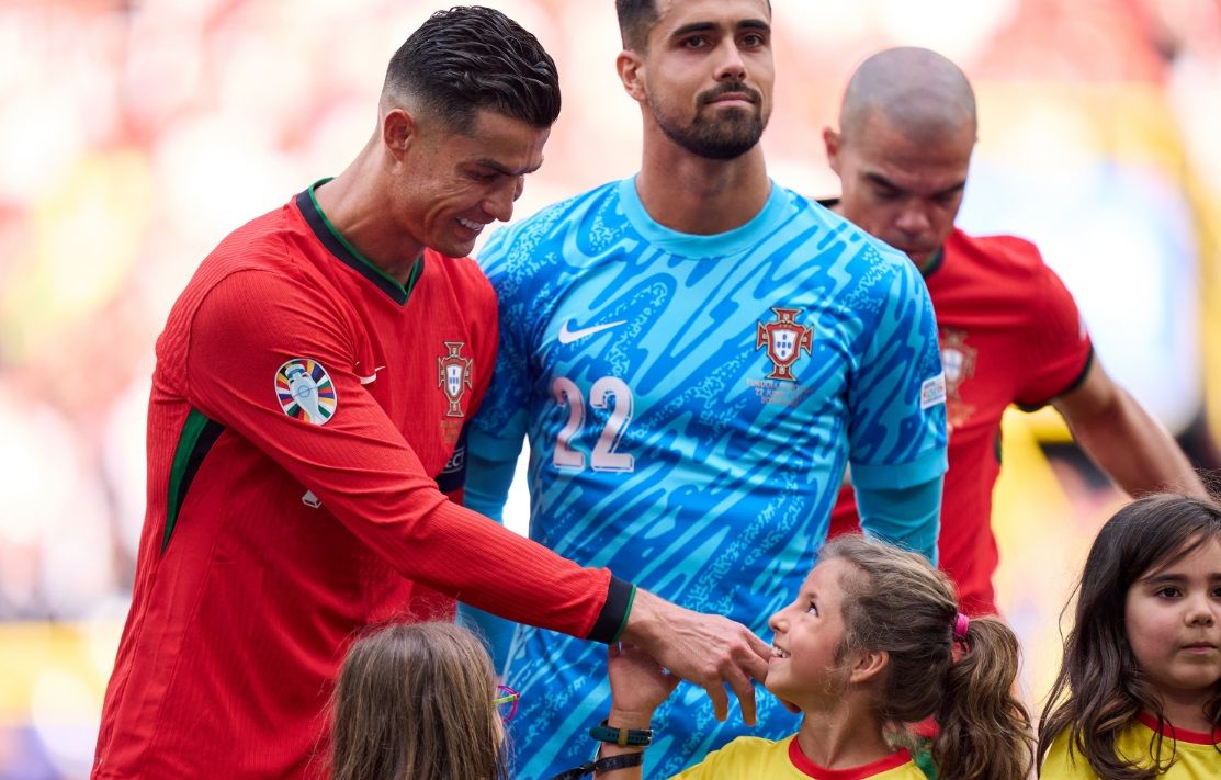 ロナウドがEUROで抱きしめた8歳少女が大感激！「彼が大好きなんです」 | TRILL【トリル】