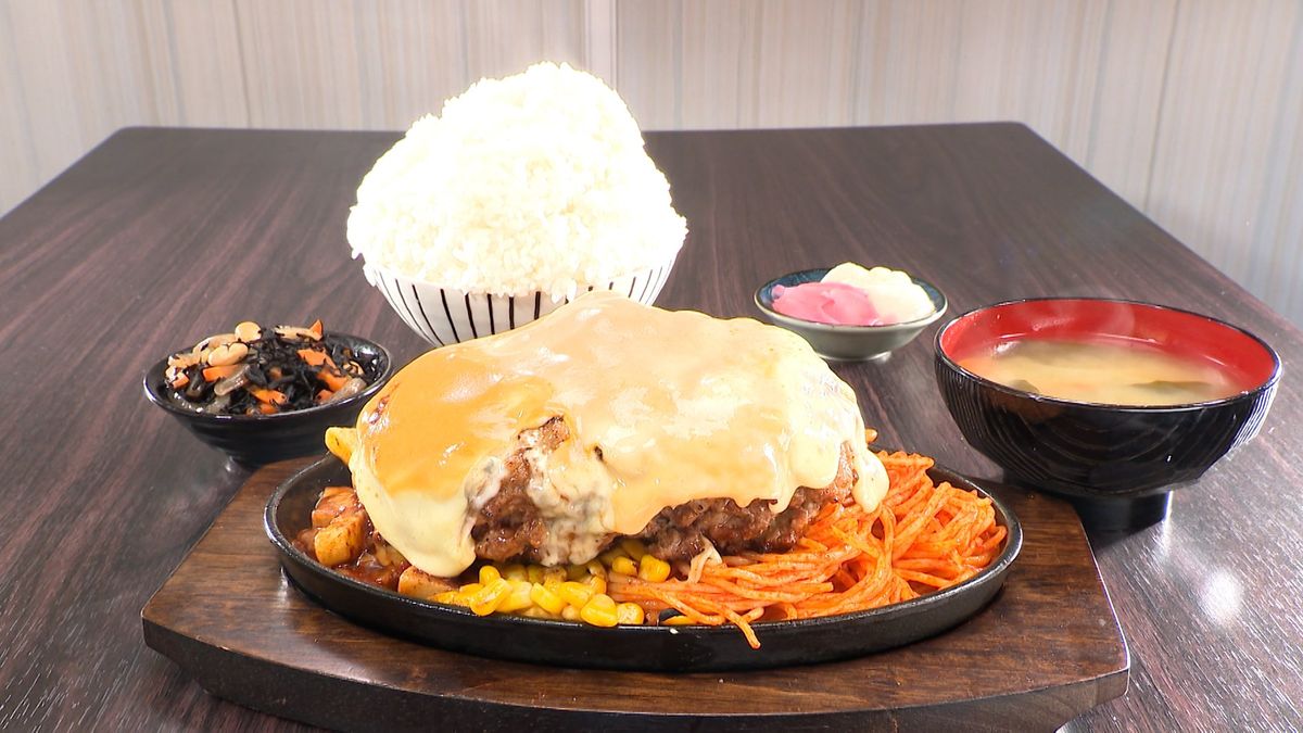 総重量700グラムのチーズハンバーグ、ニンニク“100個分”のせたラーメン…「オモウマい店」2時間SP登場 | TRILL【トリル】