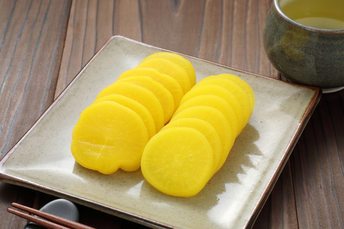 「黄色過ぎない？」「着色料いっぱい」“たくあんの色”の知られざる正体に驚愕…！ | TRILL【トリル】