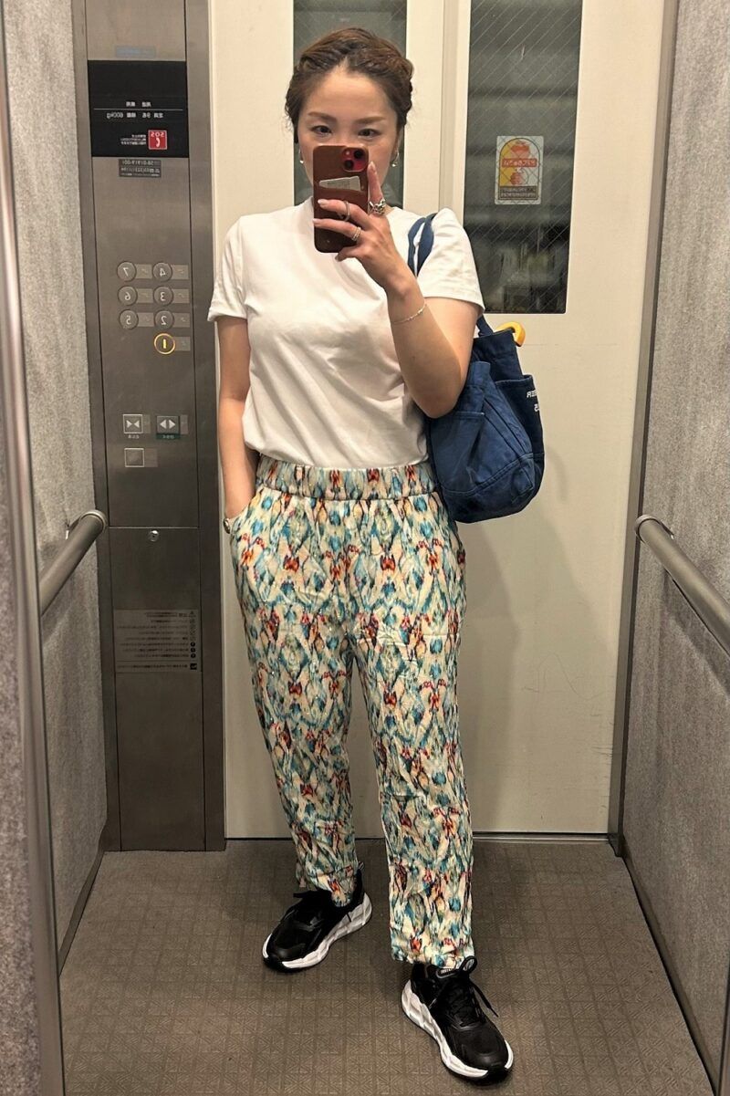 【40代のリアルコーデ】「ZARAの柄パンツ」が娘の部活の応援に活躍！【かがやき隊│中野瞳美さん】 | TRILL【トリル】