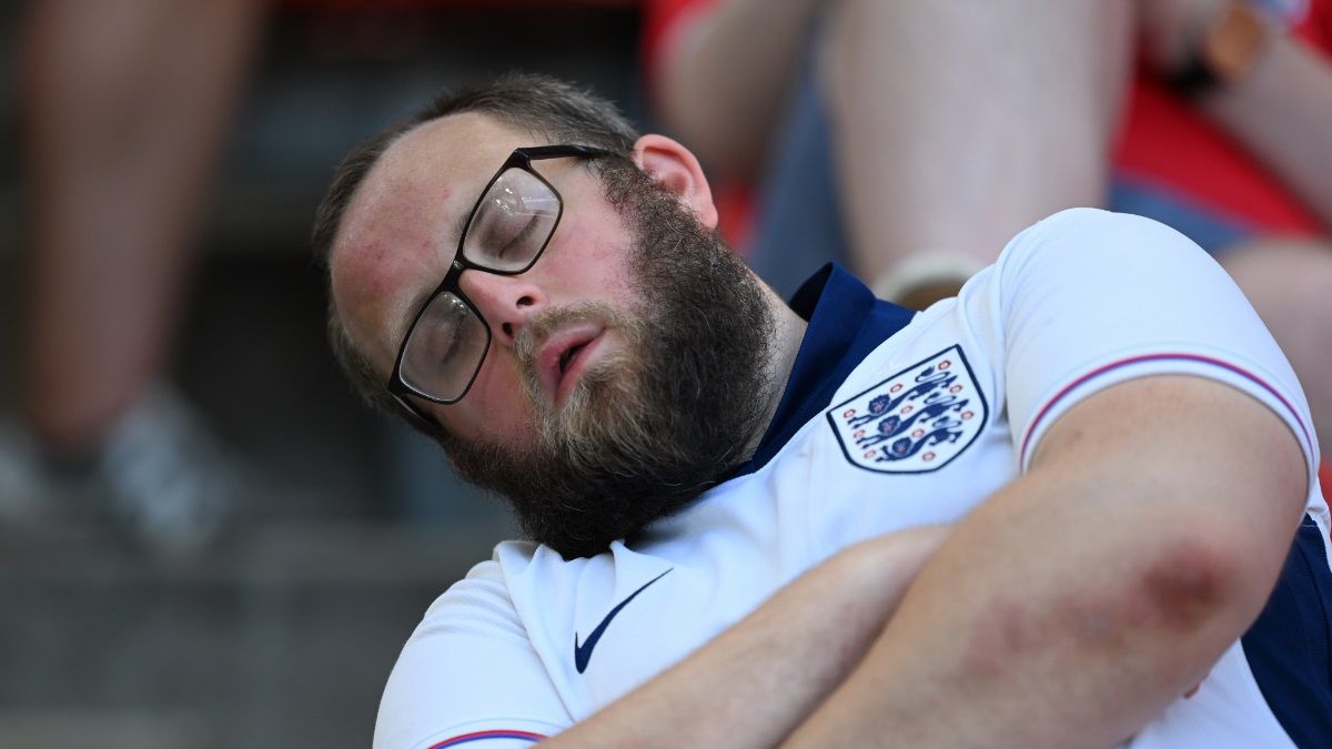 EUROイングランド戦中にスタンドで寝る！？バズった32歳ファンが否定 「あれはキックオフ2時間半前」 | TRILL【トリル】