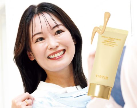 40代のUVは色選びが重要!?「人気の4色」を読者が塗り比べてみたら… | TRILL【トリル】