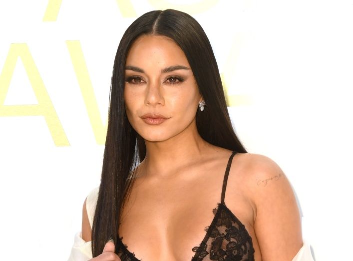 ヴァネッサ・ハジェンズ、出産後に病院から出る姿を撮影したパパラッチに怒り | TRILL【トリル】