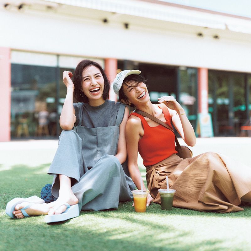 【夏の公園オシャレ5選】見守りママは“キレイめ”が新鮮！サロペ、ワンピetc. | TRILL【トリル】