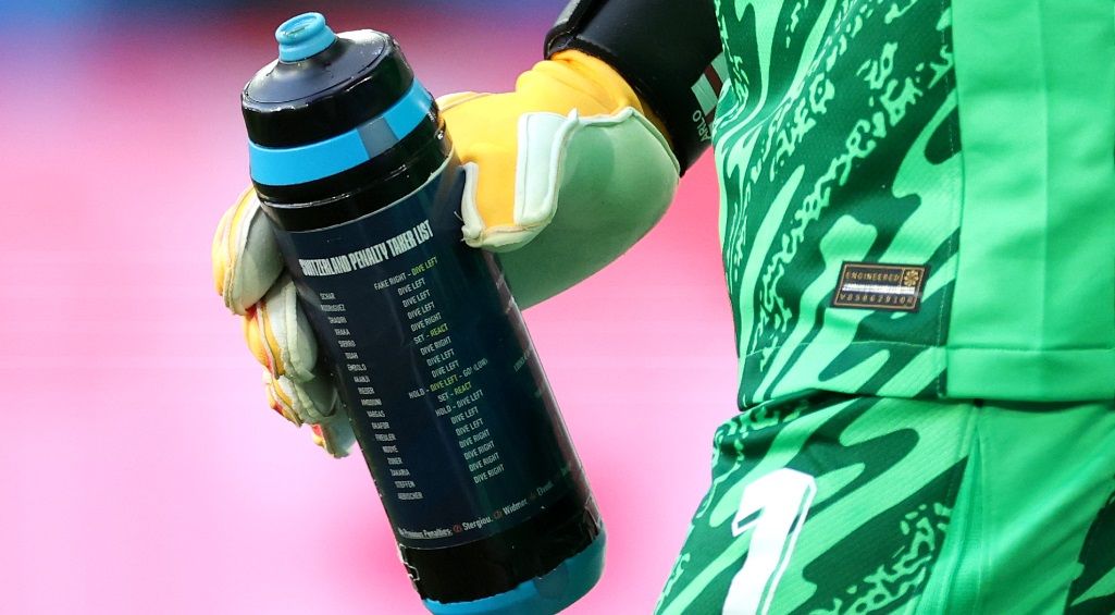 イングランド、EURO準決勝進出！守護神ピックフォードの“PKカンペ”を拡大して見ると… | TRILL【トリル】