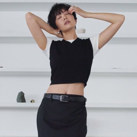 お手本は90年代。チビTとタイトスカートで超シックで上品な【理想の大人の肌見せ】ができる！ | TRILL【トリル】