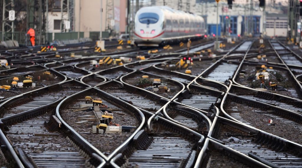 列車運休トラブルで大混乱…オランダ代表、EURO準決勝の会見に間に合わず | TRILL【トリル】