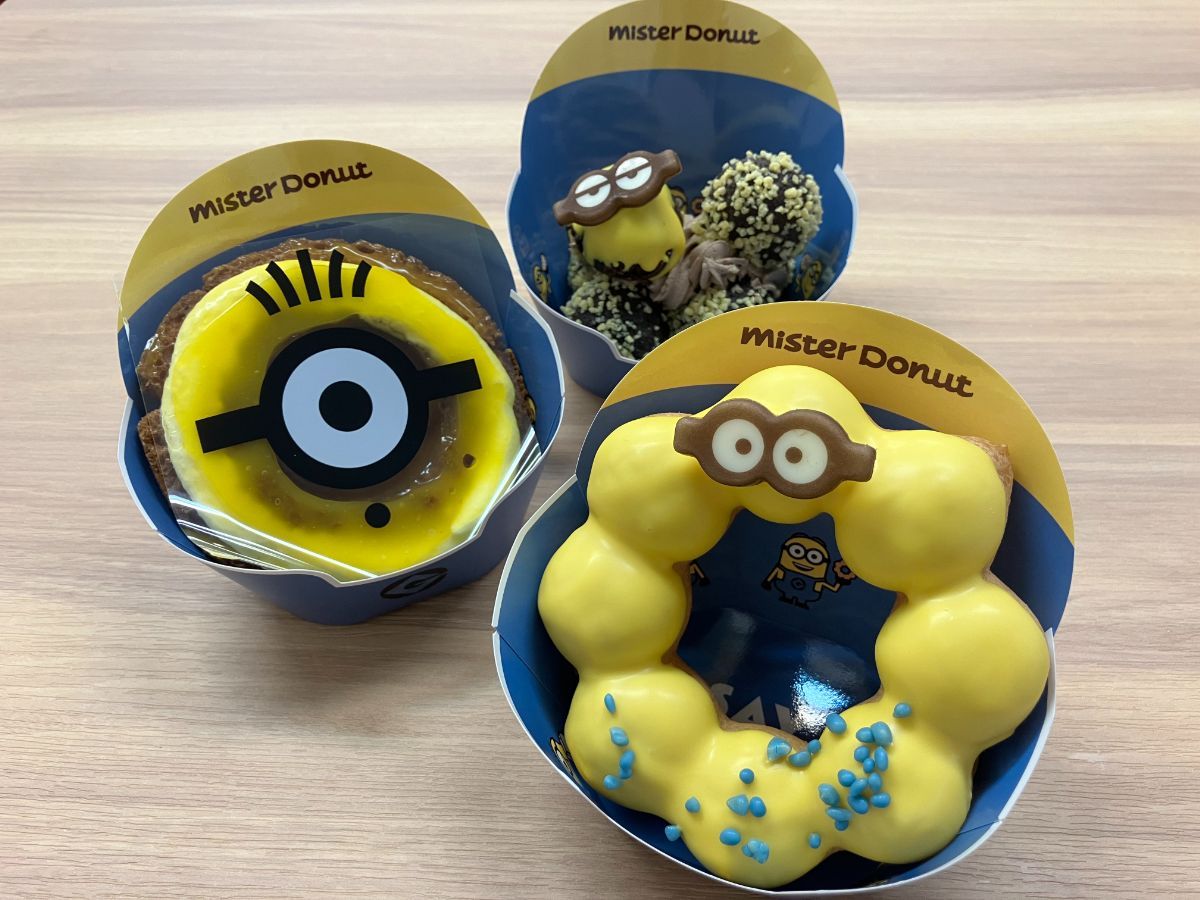 【実食】食べるのがもったいない！？「かわいすぎる」と話題のミスド×ミニオン「はちゃめちゃドーナツ」3種食べ比べてみた | TRILL【トリル】