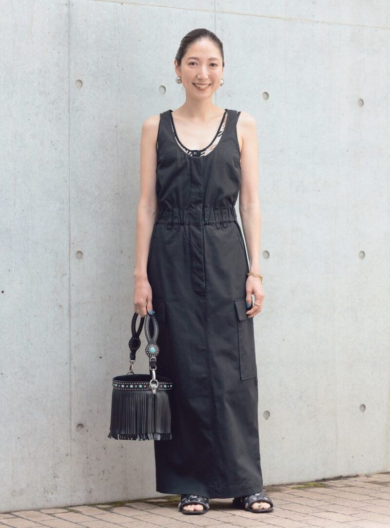 【夏のアクセSNAP】H&Mの「黒ワンピ」にブルーのネイル、ゴールドジュエリーがマッチ！【PR中山真梨子さん】 | TRILL【トリル】