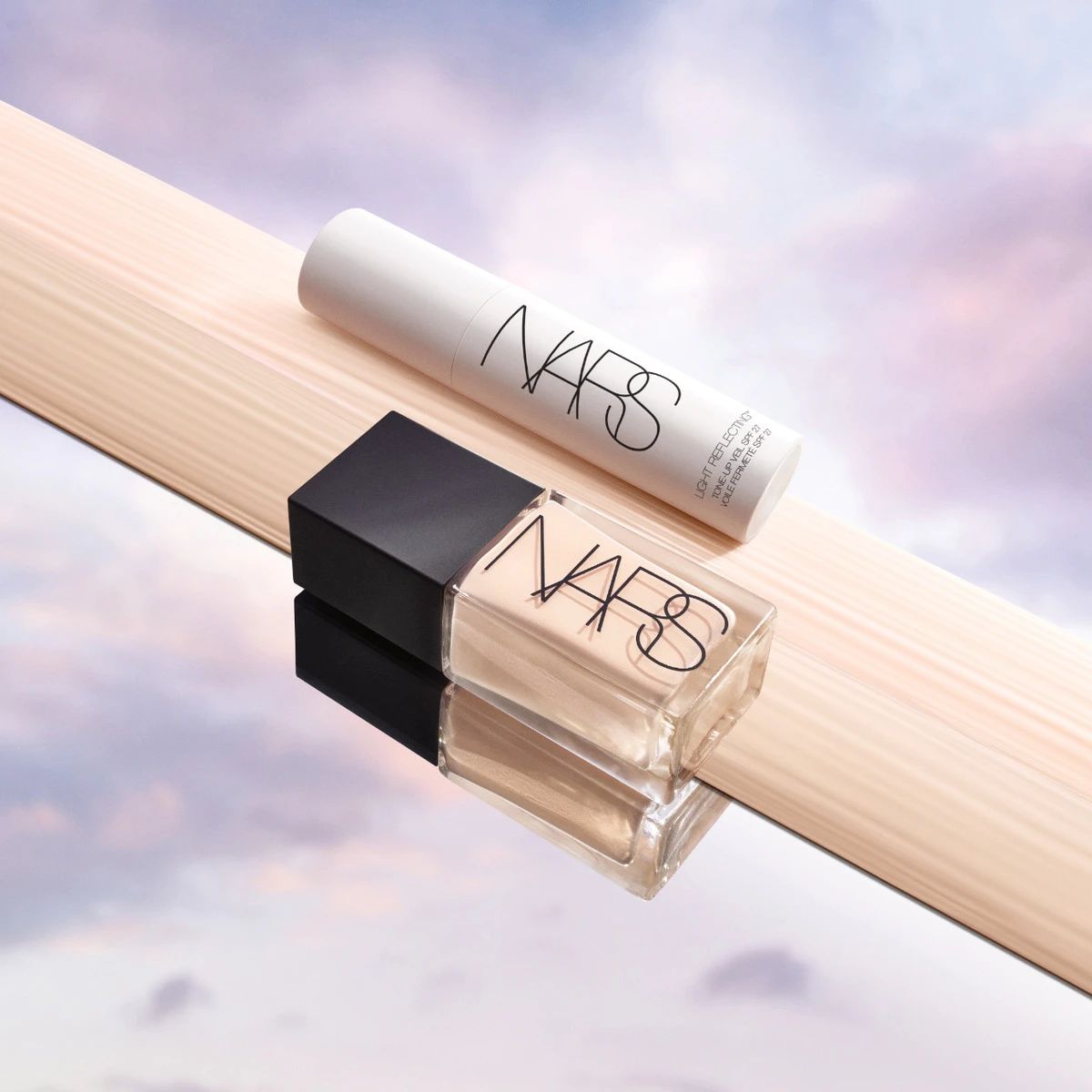 NARSから待望の下地が誕生！ 光で透明感を高める「ライトリフレクティング トーンアップヴェール」の魅力を徹底解剖 | TRILL【トリル】