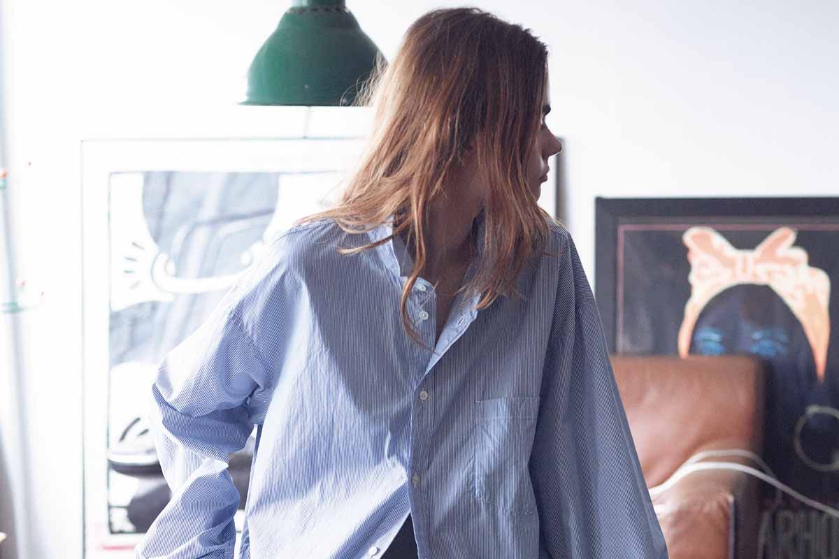 【明日なに着る？】ポイントは「メンズサイズにしか出せない余白」美シルエットのストライプシャツ | TRILL【トリル】