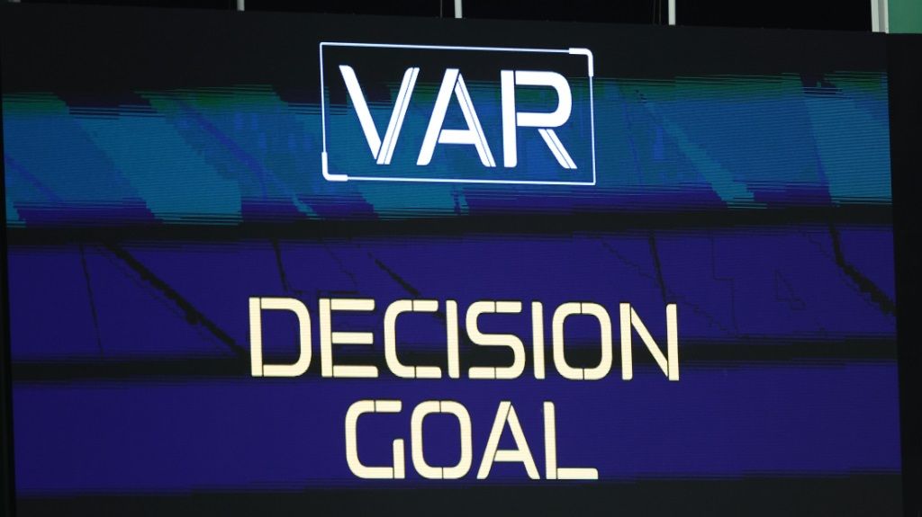 かまぼこ投げ込みでVARに猛抗議…大混乱のノルウェーリーグ、試合中止に追い込まれる | TRILL【トリル】