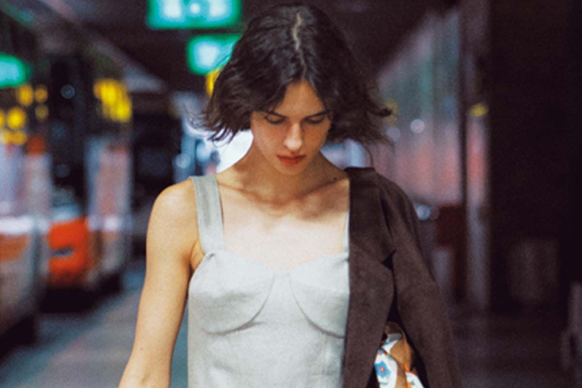 【明日なに着る？】リネンなのに「ドレスのような気品」ベージュのフレアワンピース | TRILL【トリル】