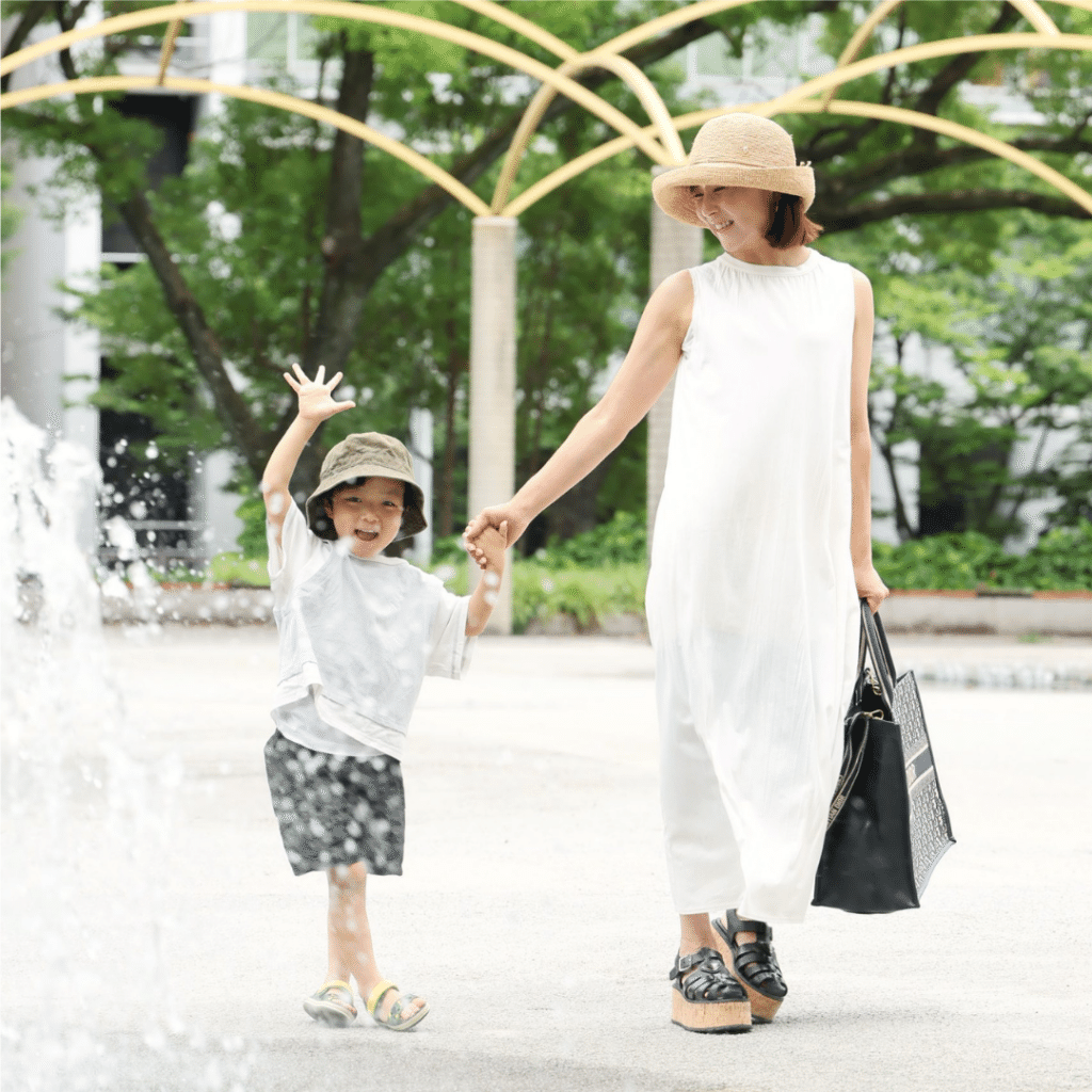 旅行、プール…夏の子連れスポットに「ワンピコーデ」が楽で華やか！＜SNAP＞ | TRILL【トリル】