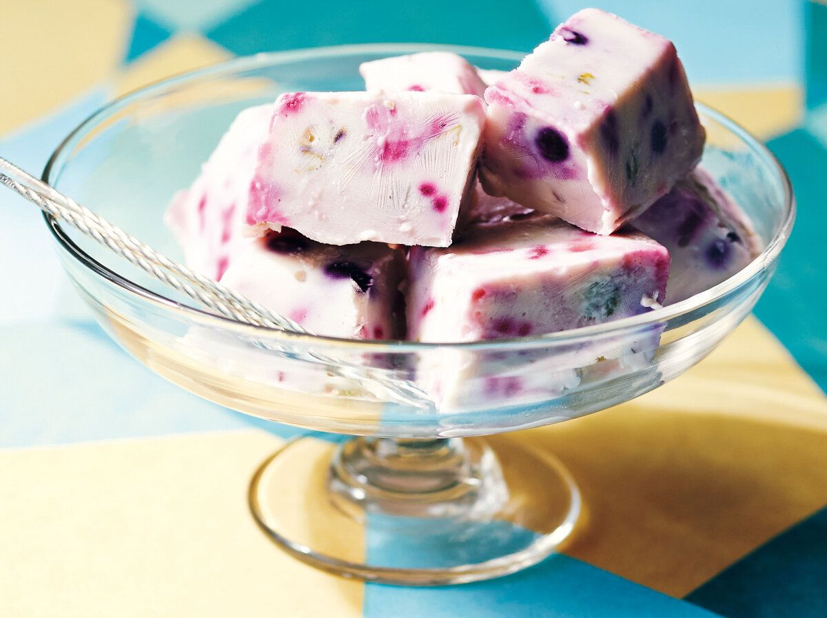 冷凍ミックスベリーで『ヨーグルトキューブアイス』の作り方【製氷皿でカンタン】 | TRILL【トリル】