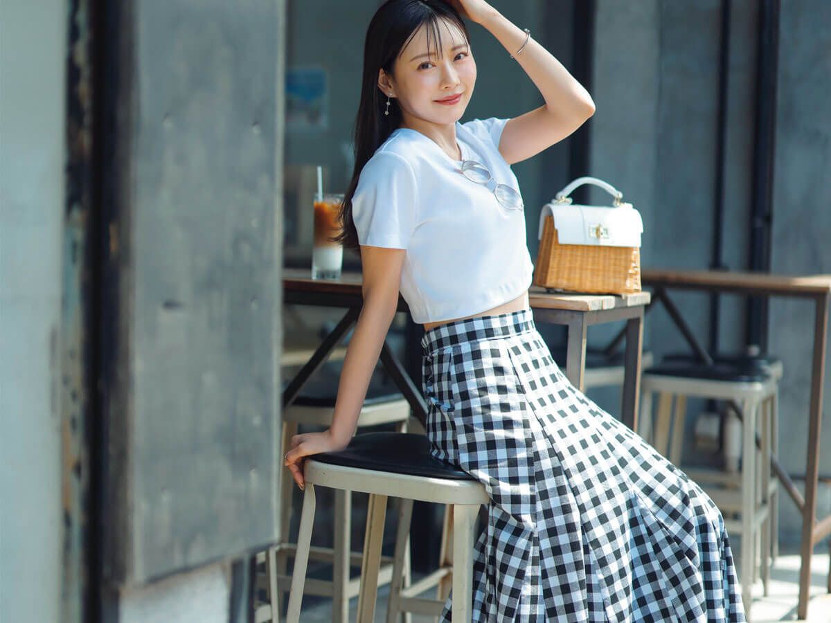 挑戦トレンドはコスパ服で賢く取り入れて！【GU 】の短丈Tで「お腹チラ見せ」コーデ | TRILL【トリル】