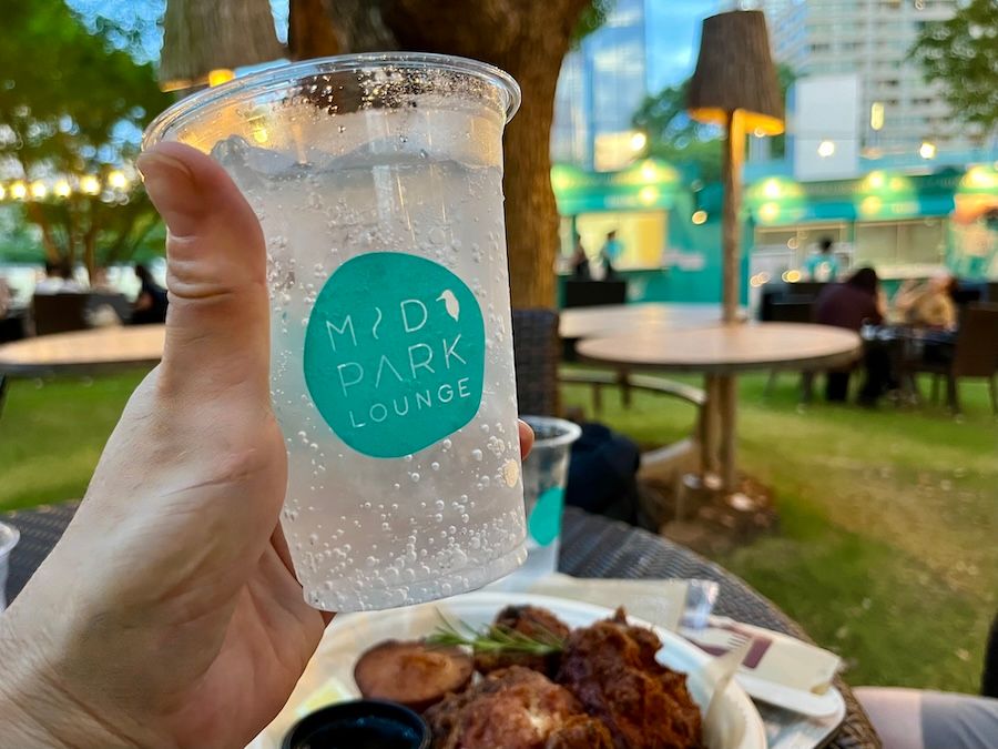 【六本木】アシミズと緑に囲まれた屋外ラウンジ「翠ジンソーダ MIDPARK LOUNGE」で夕涼み！ @ミッドタウン東京 | TRILL【トリル】