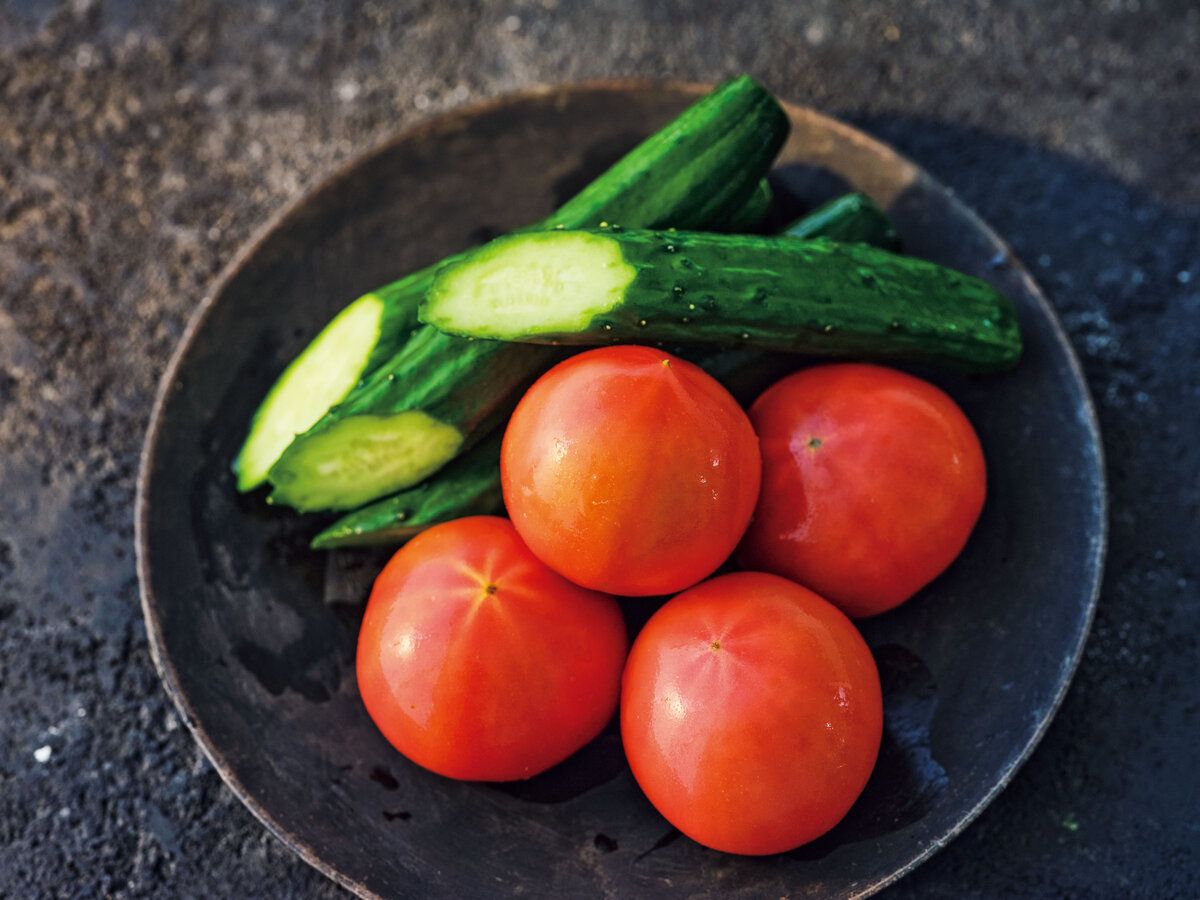 居酒屋風にキンキンに！「究極の冷やしトマト＆きゅうり」を5分で作る裏ワザ | TRILL【トリル】