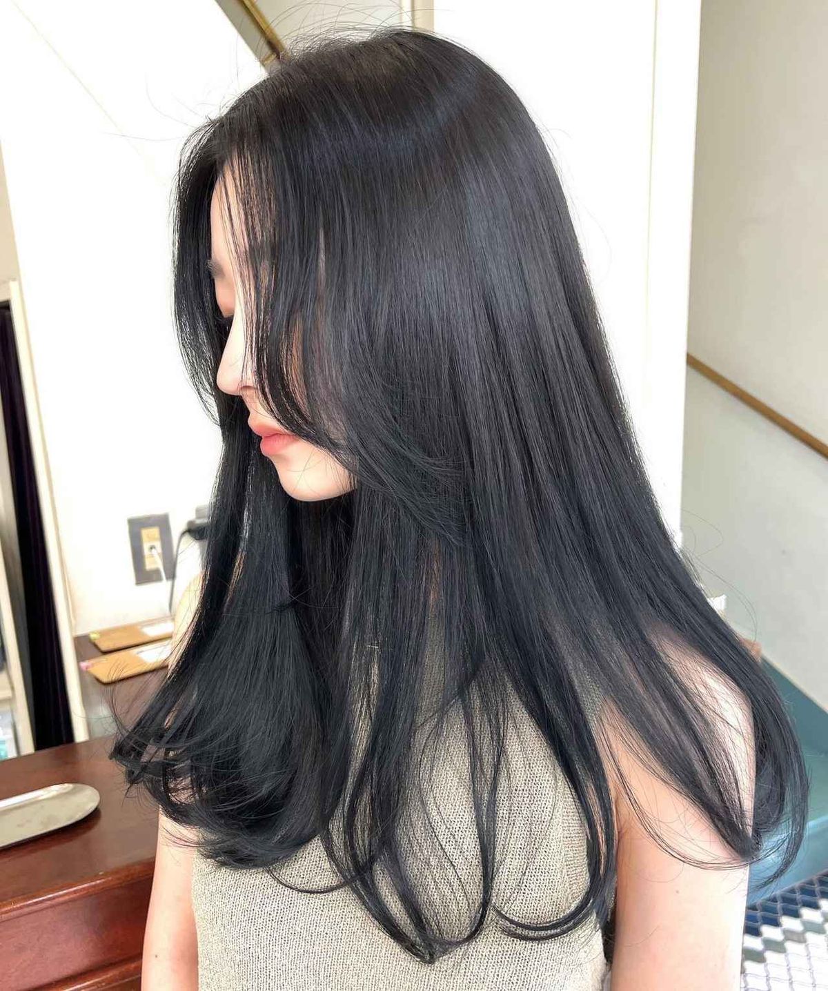 暗髪だけど透明感！【ネイビーブラック】で「大人の色気」が叶う♡ | TRILL【トリル】