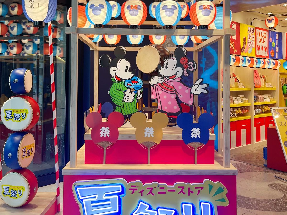 【ディズニーフラッグシップ東京】子どもから大人まで楽しめる夏の大人気イベント！「ディズニーストア 夏祭り」 | TRILL【トリル】