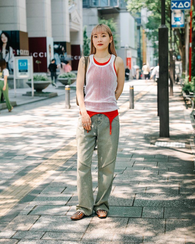 ワイドデニムのヴィンテージっぽい色みがお洒落！赤のタンクトップでアクセントを | TRILL【トリル】