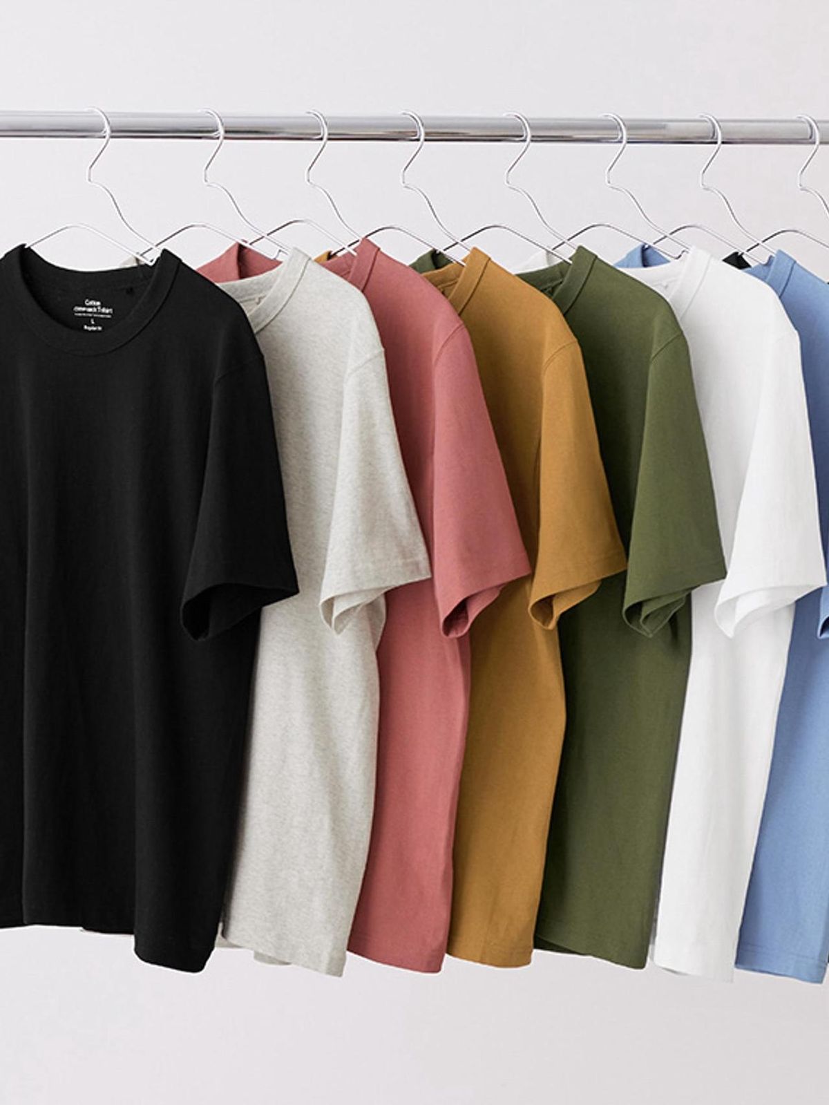 飛ぶように売れてる！【GU】990円〜1290円の「大人気Tシャツ」って？ | TRILL【トリル】