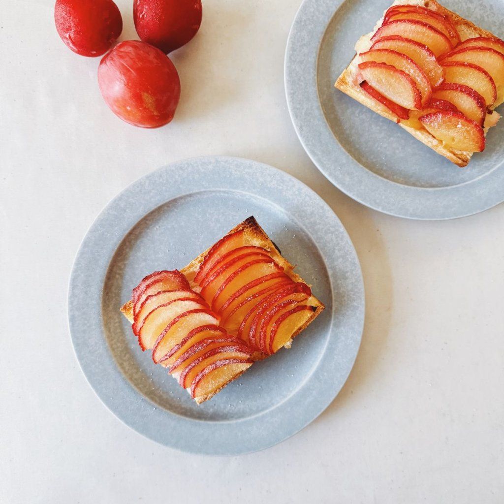 バニラアイスを添えて♪プラムのタルティーヌの作り方【パン好きなsumire.のバゲットサンドのレシピ vol.23 〜レシピで旅するヨーロッパ〜】 | TRILL【トリル】