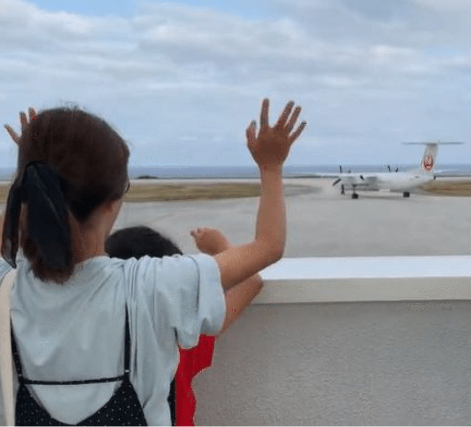 離陸前の飛行機が…突然1回転する！？『総勢50人』から見送られる先生→次の瞬間、JAL機長の“粋な計らい”に、生徒も感激… | TRILL【トリル】