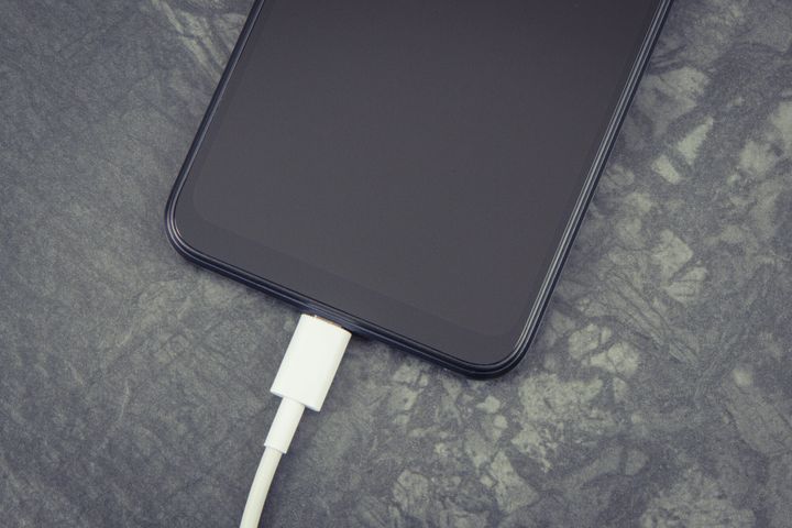 知らずにやってるかも？！【iPhone】バッテリーが急速に減る“NG行動”とは？ | TRILL【トリル】