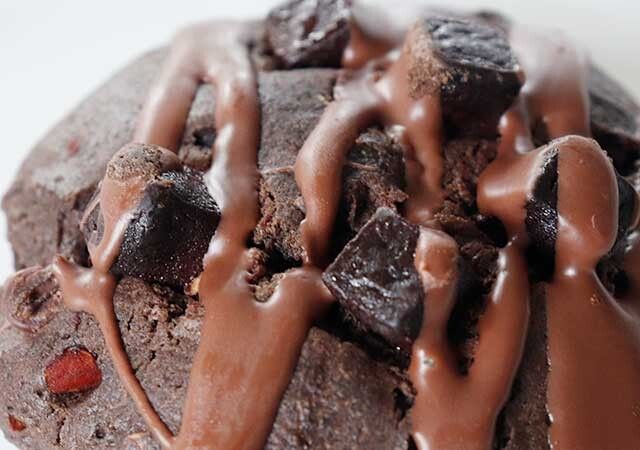 マックからしれっとスゴイの出てる！新作なのにCMがない？！一度食べると沼る激うまスイーツ | TRILL【トリル】