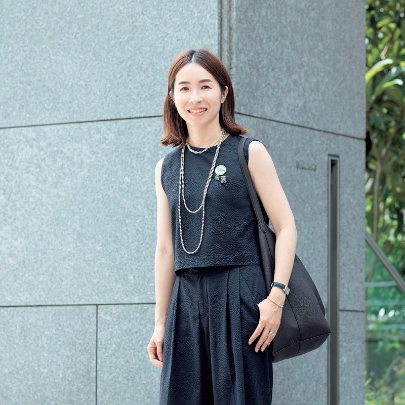 【スナップ】黒セットアップはバッジやネックレスで盛る！│PR佐藤恵里さん【40代パンツコーデ】 | TRILL【トリル】