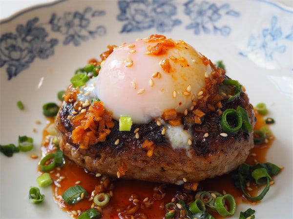 【ハンバーグ研究家発】これは珍しい！ラー油×酢でピリ辛さっぱりソースな「中華風ハンバーグ」だって！ | TRILL【トリル】