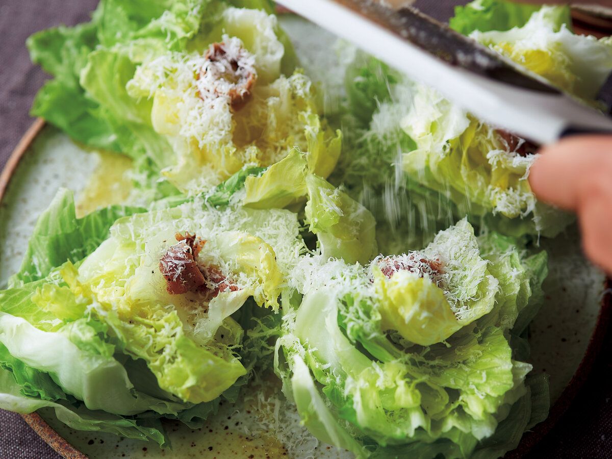 レタス1個丸ごとペロリ！arikoさんの『手割りレタスのアンチョビサラダ』のレシピ | TRILL【トリル】