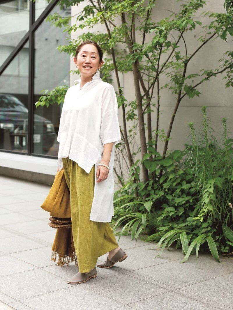 【スナップ】「イエロー」のカラーパンツで気分を明るく！ ノンストレスなナチュラルコーデ | TRILL【トリル】