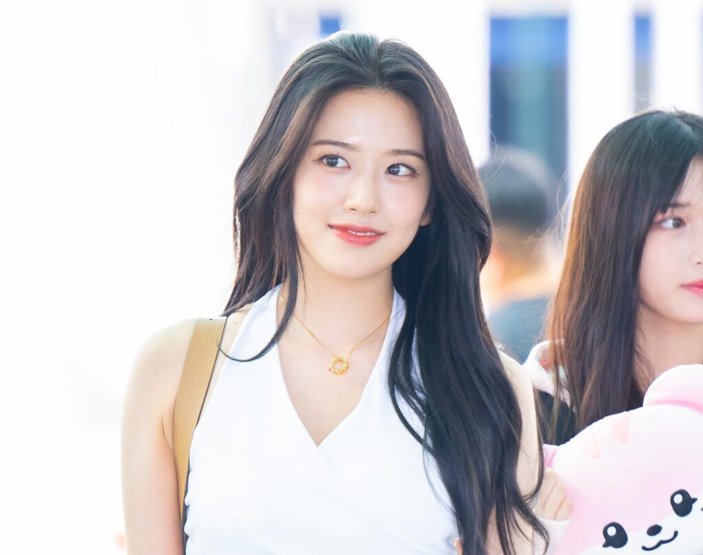 【IVE ユジン 空港ファッション】ゴールドアクセでラグジュアリーに！上品なホワイトコーデ | TRILL【トリル】