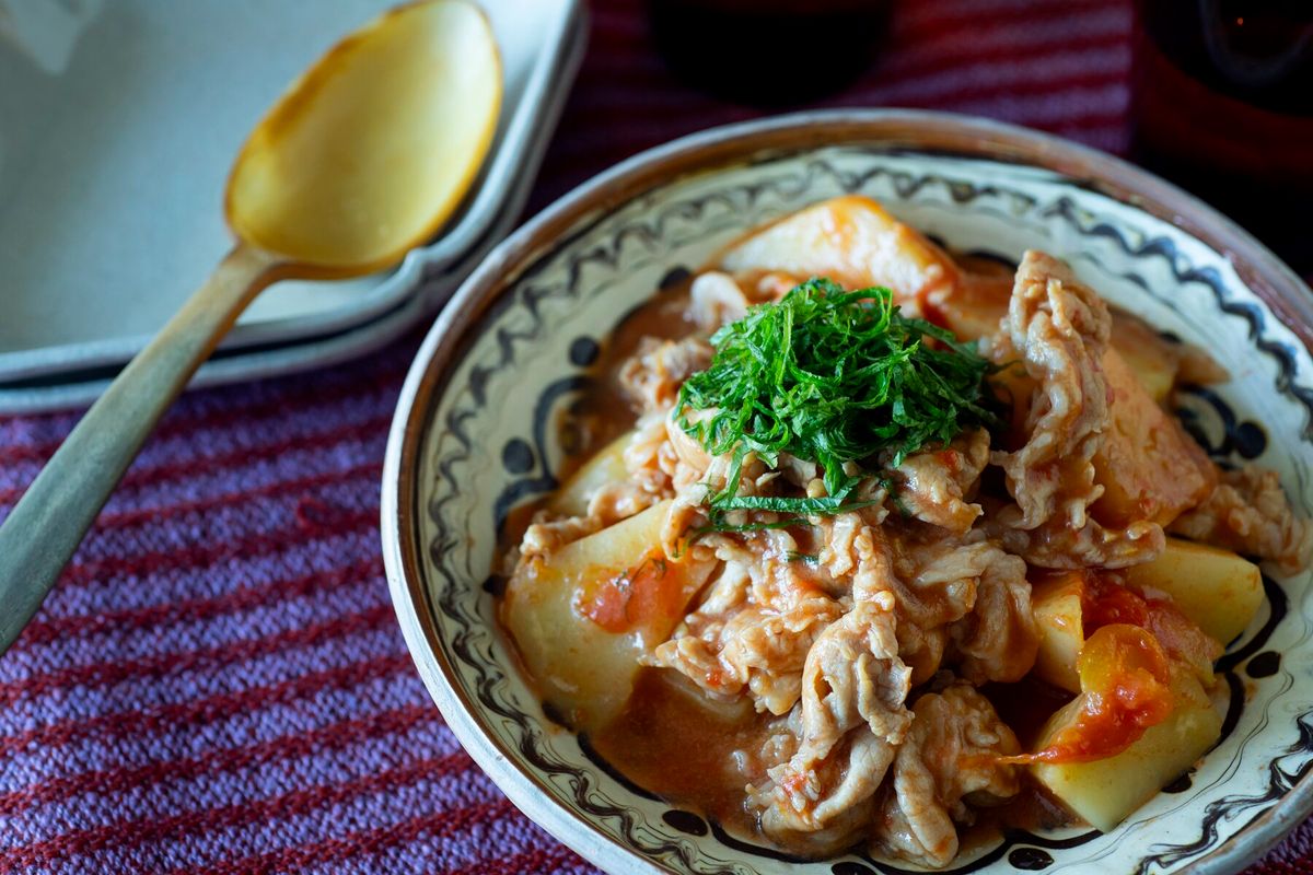 【今、大人気！】長谷川あかりさんの新感覚『トマト肉じゃが』レシピが感動もの。 | TRILL【トリル】