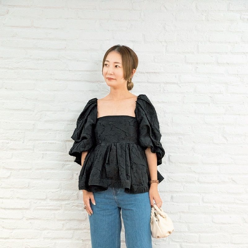 【スナップ】肌見せトップス×「デニムパンツ」の絶妙バランス！｜PR野村麻里子さん【40代パンツコーデ】 | TRILL【トリル】