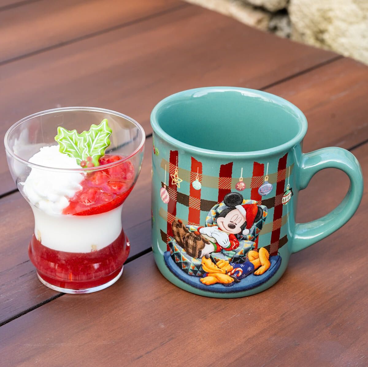 【実食レポ】うたた寝中のミッキー＆プルート！東京ディズニーリゾート“ディズニー・クリスマス2024”練乳ムース＆ベリーゼリー、スーベニアカップ付き | TRILL【トリル】