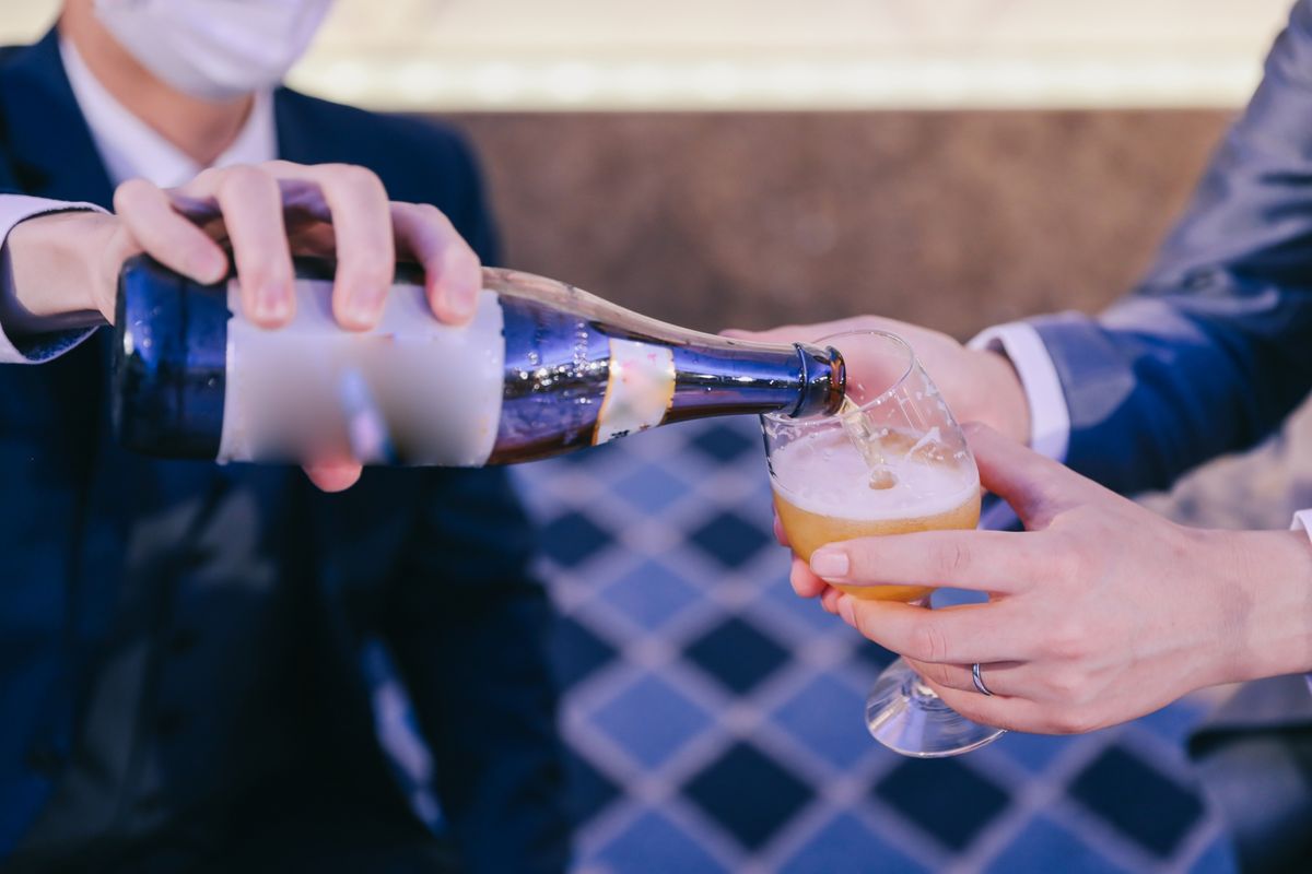 ビールを『飲み干す前に注ぐ』のはNG？！ 意外と知らない【ビールのNGマナー】とは？ | TRILL【トリル】