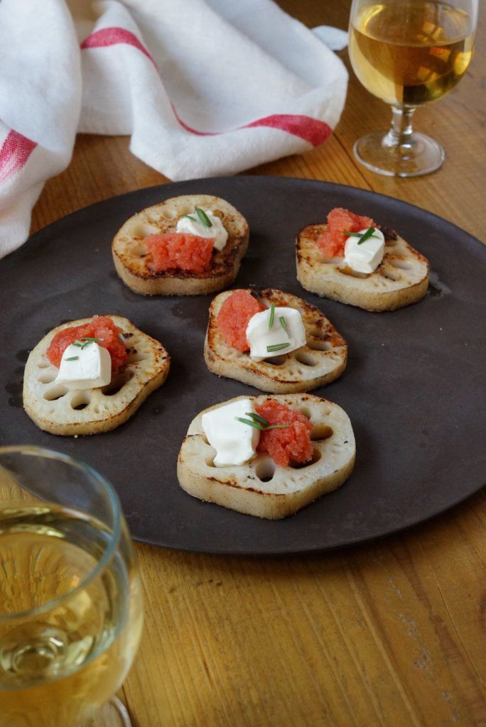栄養たっぷり！簡単焼きれんこんの明太クリチのせ【料理家 あやかの旬野菜を使ったアペロおつまみ vol.22 〜レシピで旅するヨーロッパ〜】 | TRILL【トリル】