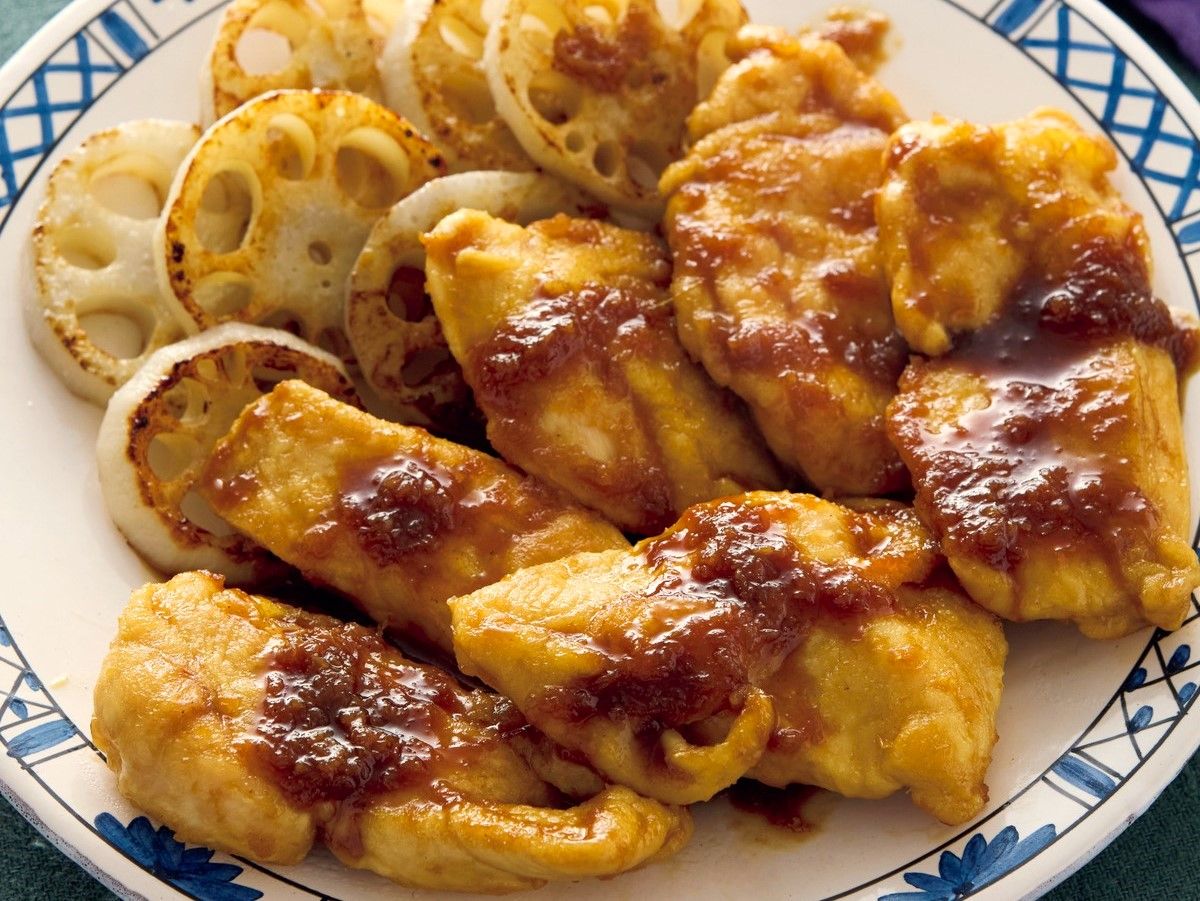 鶏むねがしっとり、焼き縮みしないコツあり！絶品『鶏胸肉の生姜焼き』の作り方 | TRILL【トリル】