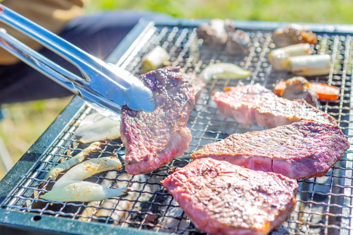 【秋の行楽シーズン】BBQでは「生肉専用の箸・トング」が不可欠 “食中毒”防ぐ7つのポイント | TRILL【トリル】