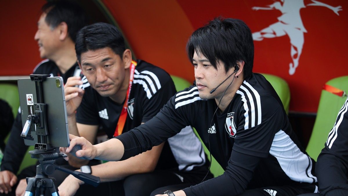 36歳の日本代表OB、女子代表選手たちとハッスルして肩を組む | TRILL【トリル】