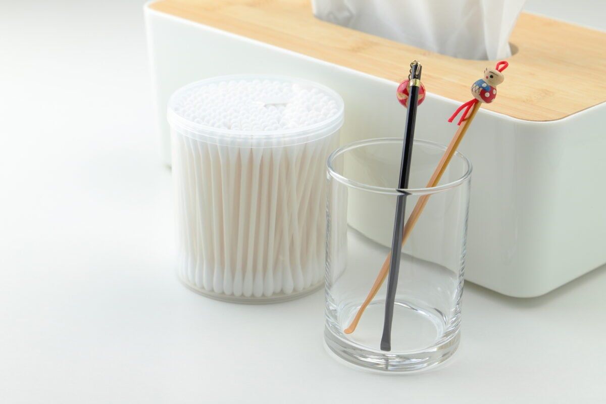 【耳掃除】「綿棒」「耳かき」どっちを使うのが正解？ついやりがちな“NG行為”も 耳鼻科医が解説 | TRILL【トリル】
