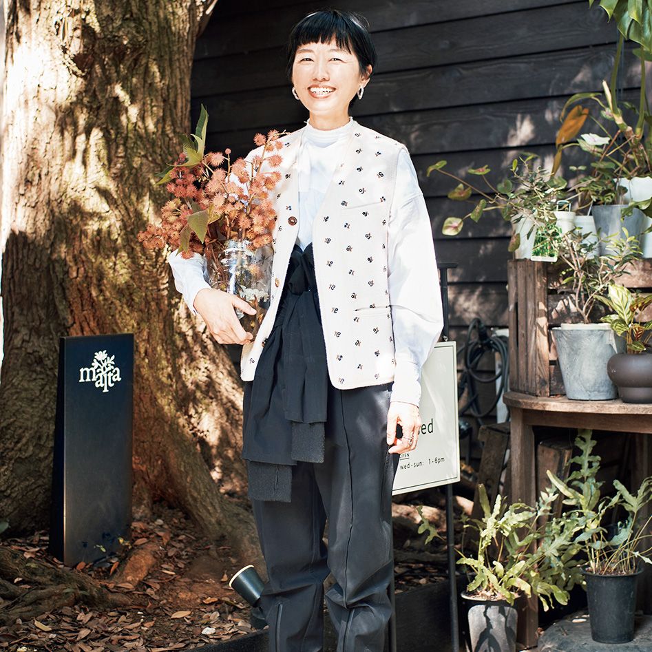 オールインワンをアレンジ！花柄ベストでナチュラルにこなれ感アップ【目利きが集うお店でスナップ】 | TRILL【トリル】
