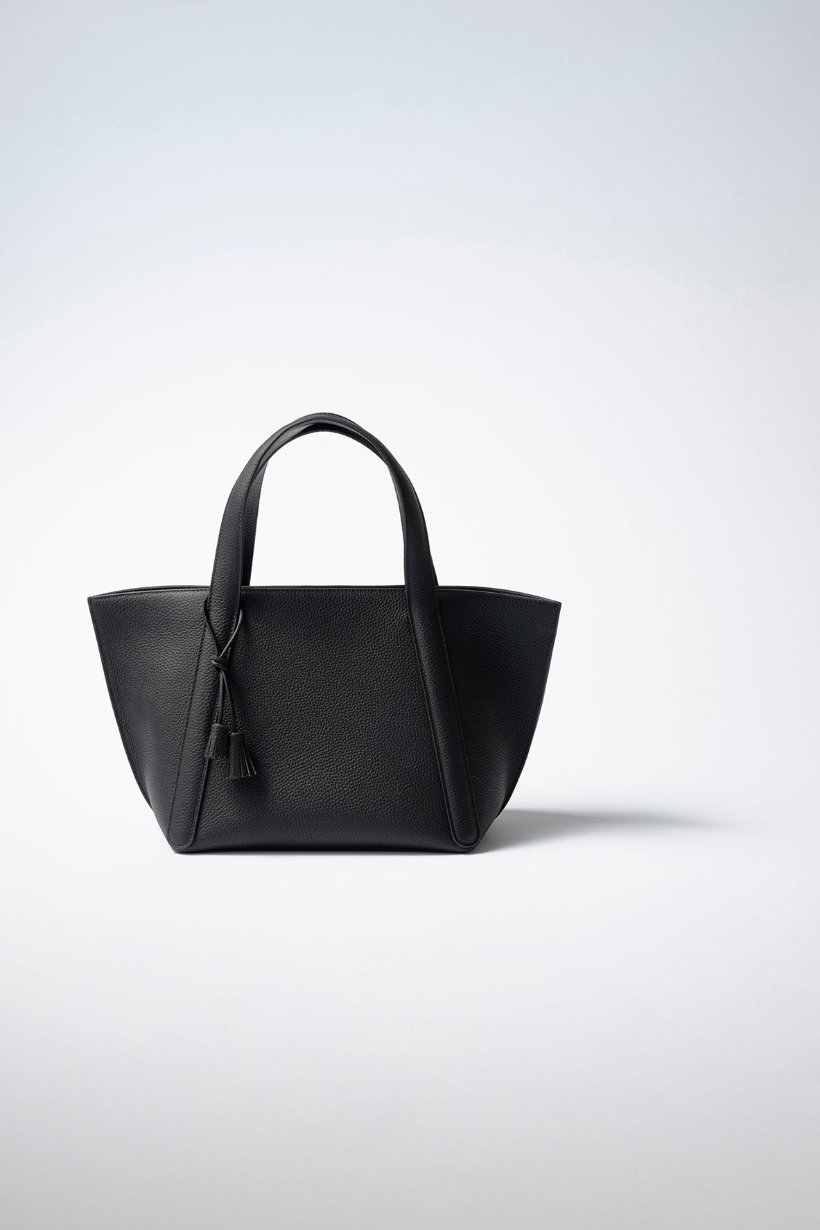 【黒バッグ】通勤にも休日にも使える！「VASIC」の名品トート | TRILL【トリル】