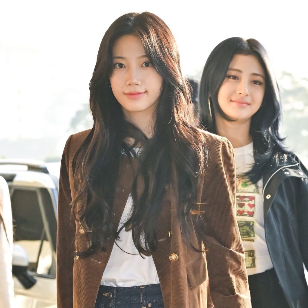 【LE SSERAFIM・カズハ 空港ファッション】ブラウンのジャケットを着こなす上級者コーデ | TRILL【トリル】