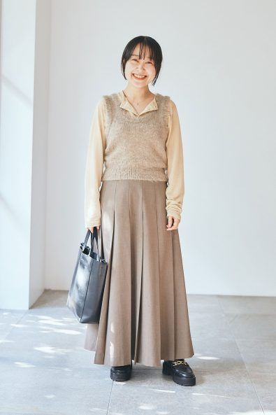 【スナップ】大人のワントーンコーデは異素材MIXで、さりげなくおしゃれ度UPな装いに | TRILL【トリル】